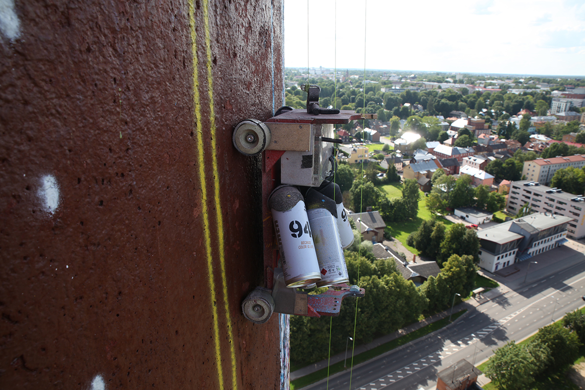 Robot Spray Paints Large Murals Onto Buildings