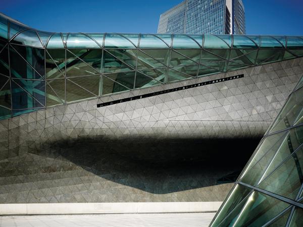 Zaha Hadid Controls the Curve