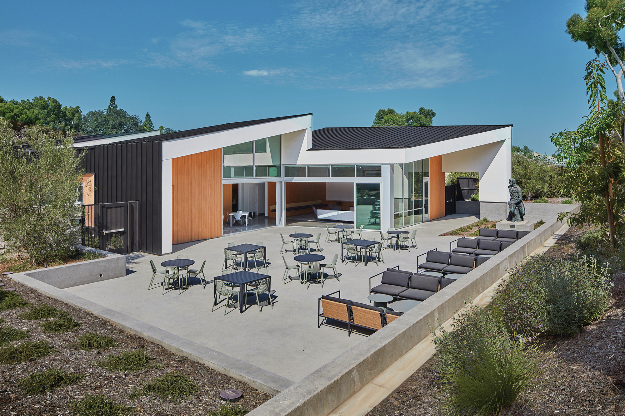This Alumni Center Bridges the Institutional and the Domestic