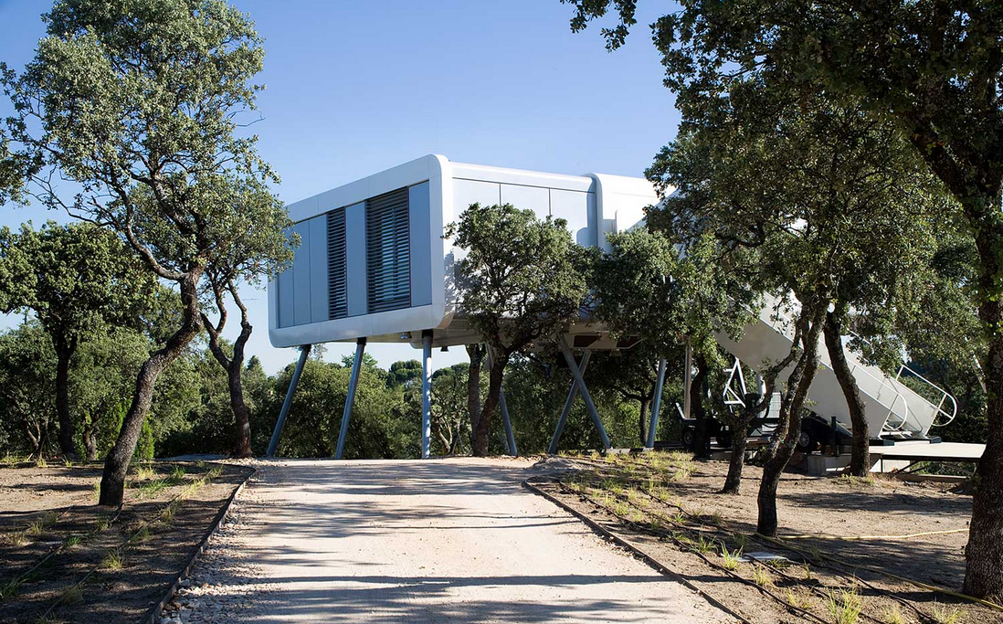 A Prefab Spaceship Home Inspired by "Star Wars"