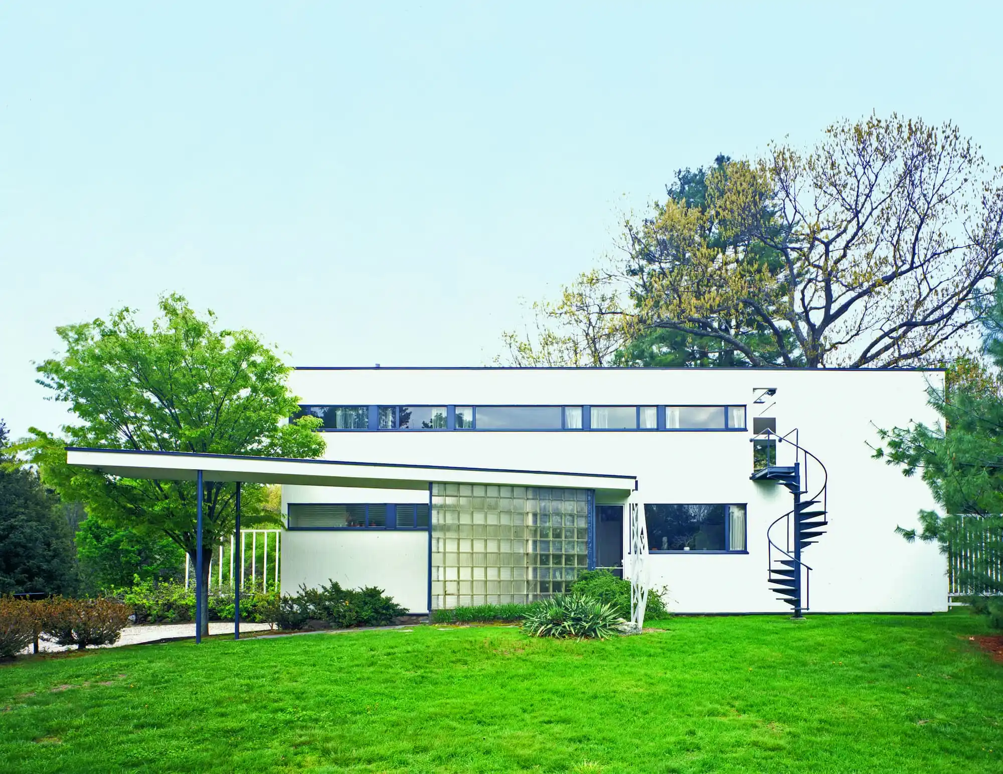 The Bauhaus Had a Manifesto. It Never Had a Bathroom. - Architect Magazine